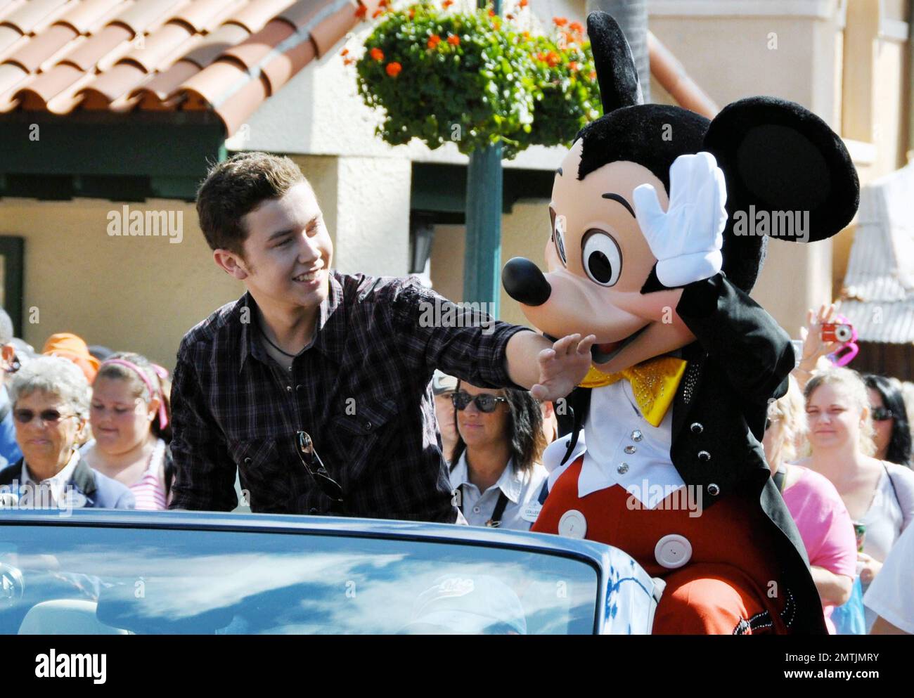 New American Idol Scotty McCreery makes an appearance alongside Mickey ...