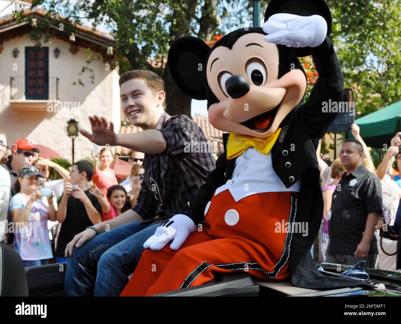 New American Idol Scotty McCreery makes an appearance alongside Mickey ...