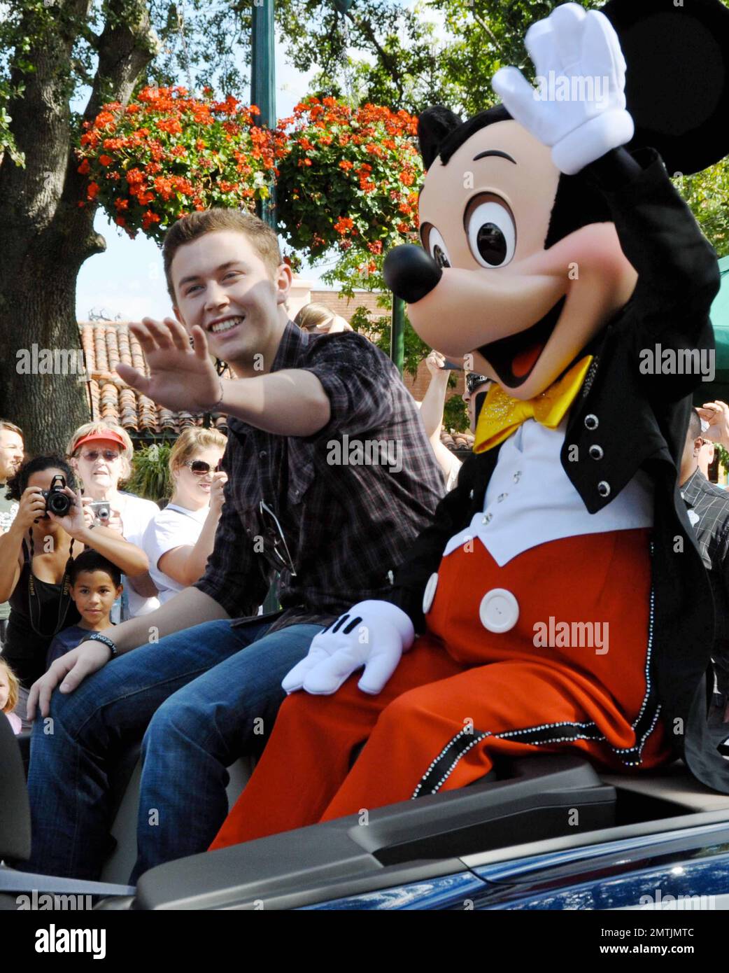 New American Idol Scotty McCreery makes an appearance alongside Mickey ...