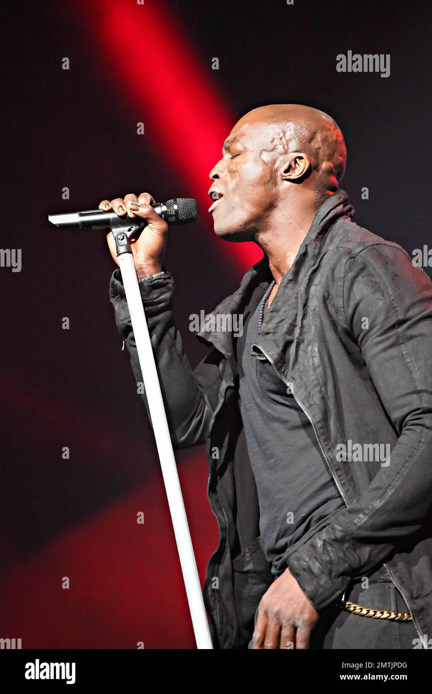 Seal performs live in concert with special guest Macy Gray at Nokia ...