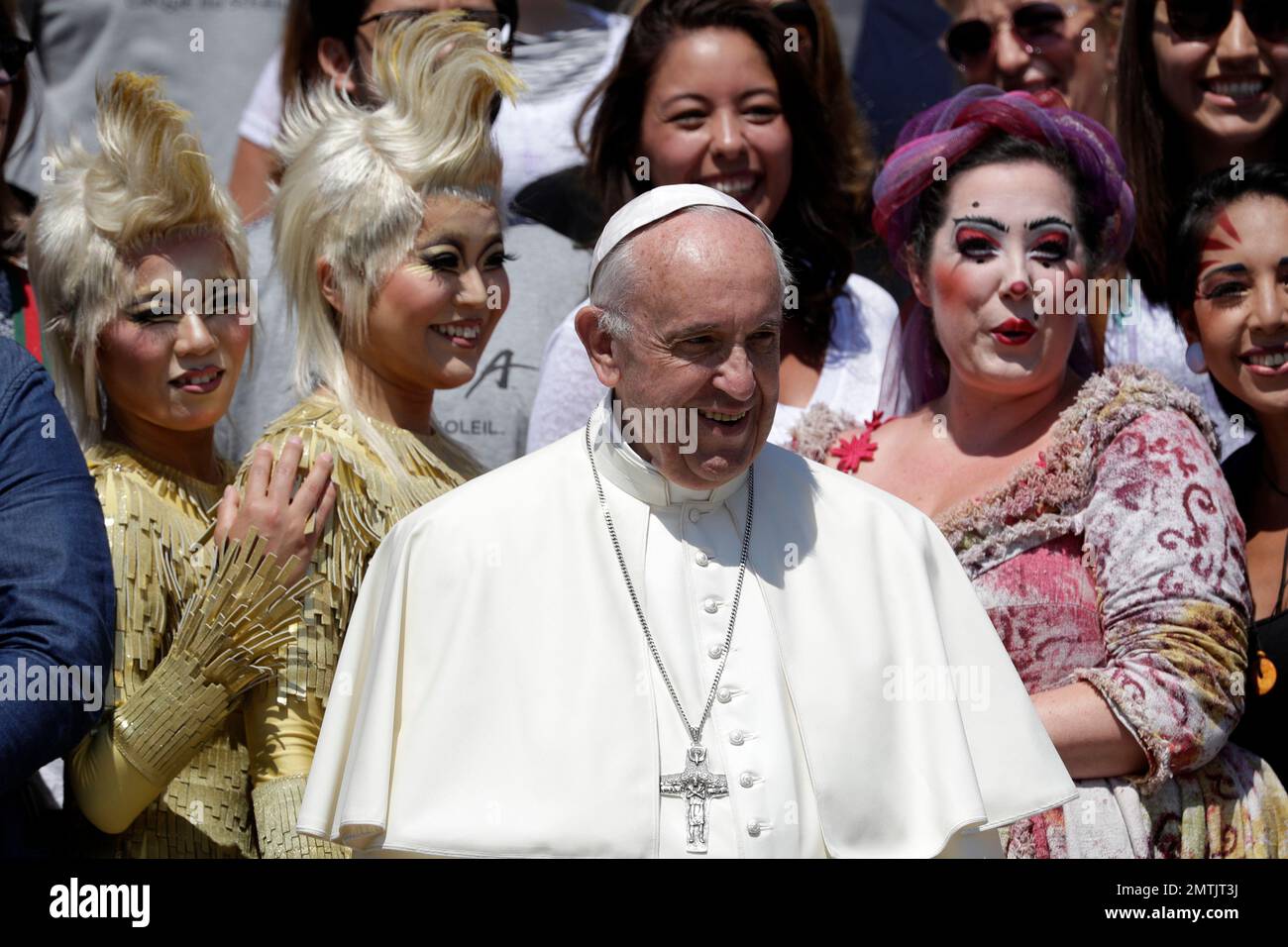 Pope Francis pose with performers from the Cirque du Soleil circus ...