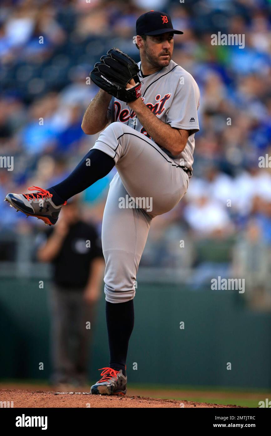 Detroit Tigers starting pitcher Justin Verlander delivers to a Kansas ...