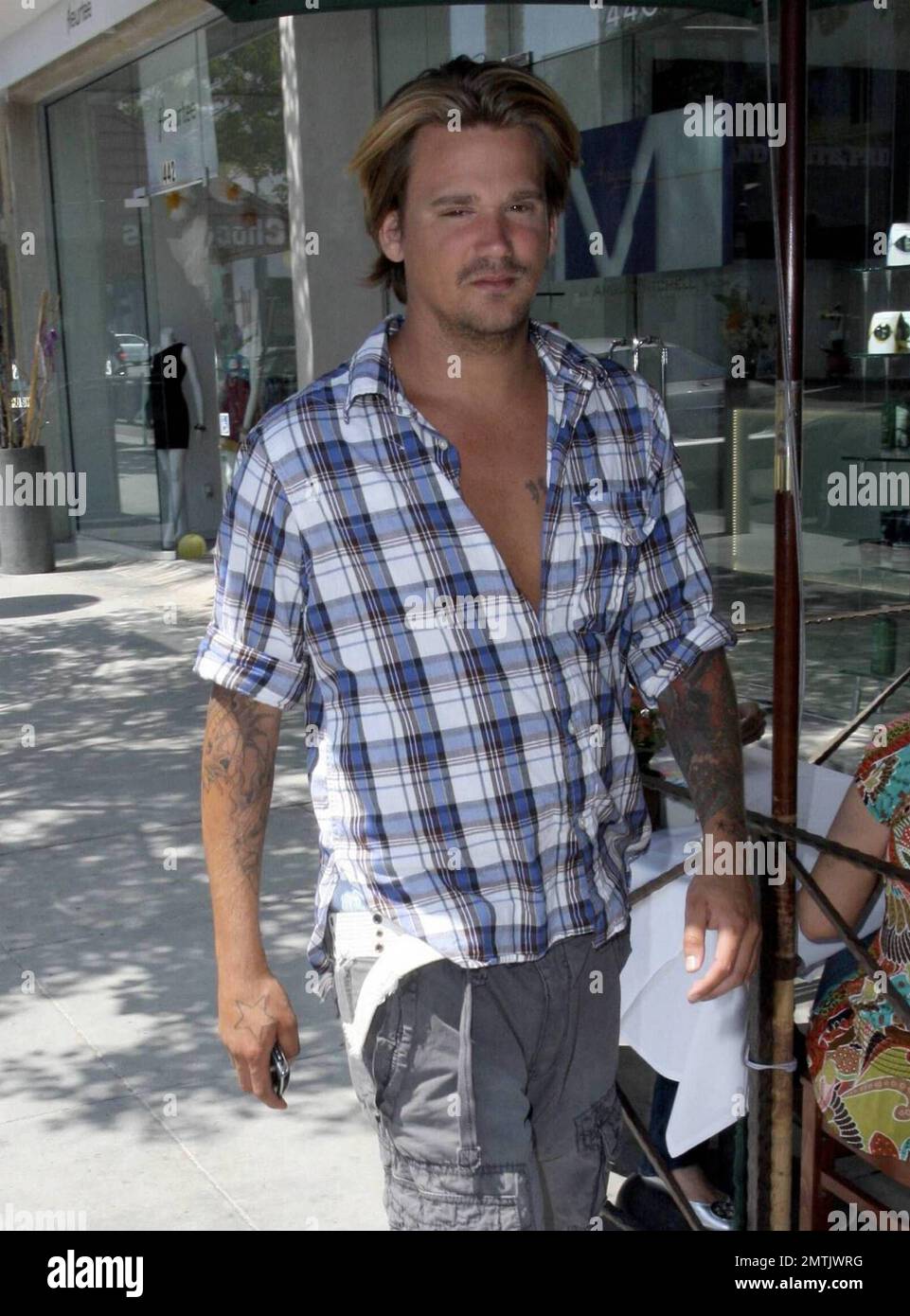 Sean Stewart strolls in Beverly Hills on a sunny Southern California ...