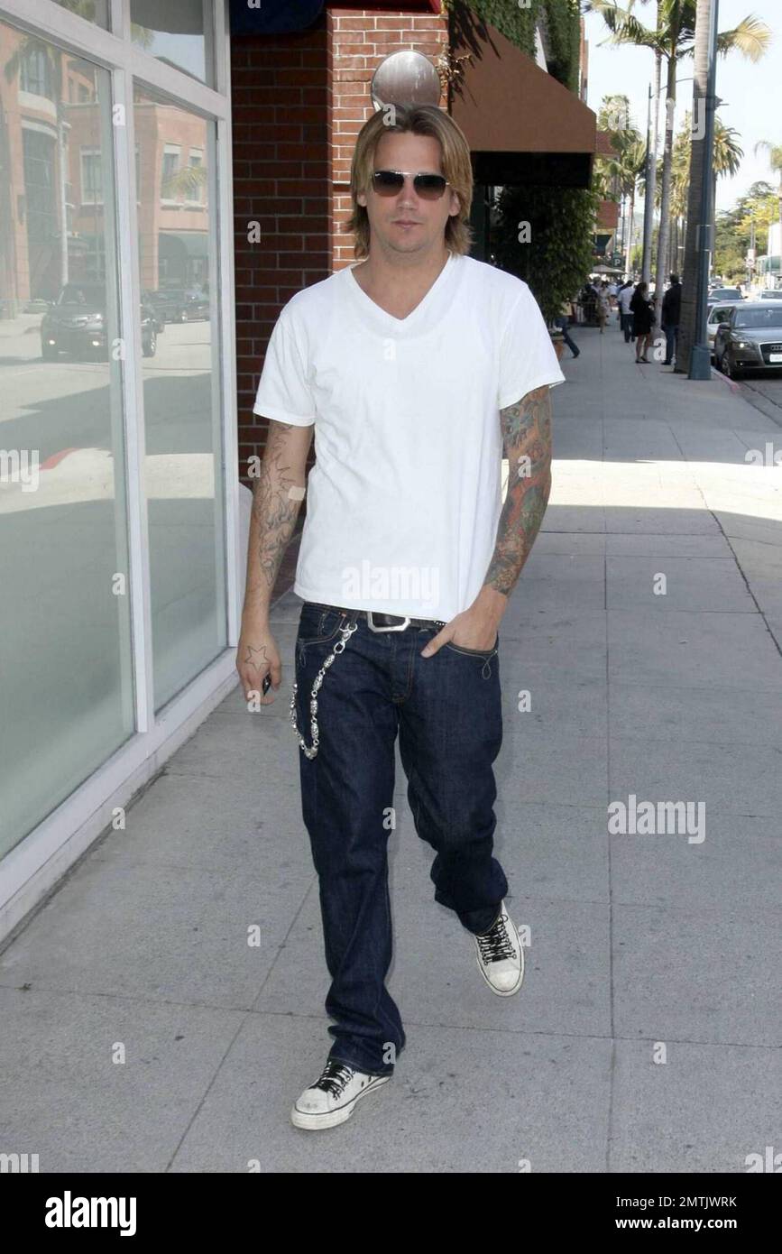 Exclusive!! Sean Stewart takes a stroll and waves to photographers as ...