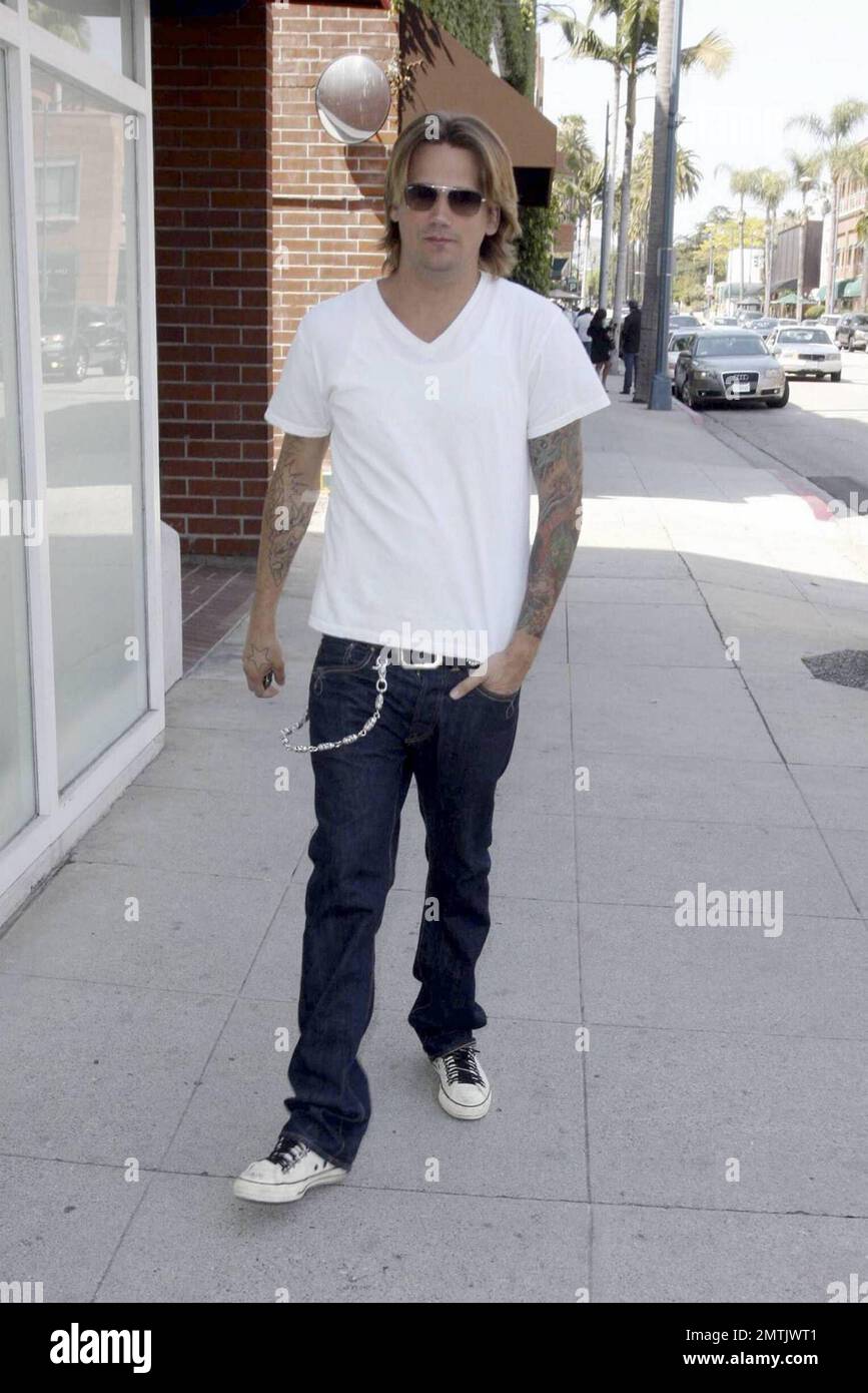 Exclusive!! Sean Stewart takes a stroll and waves to photographers as ...