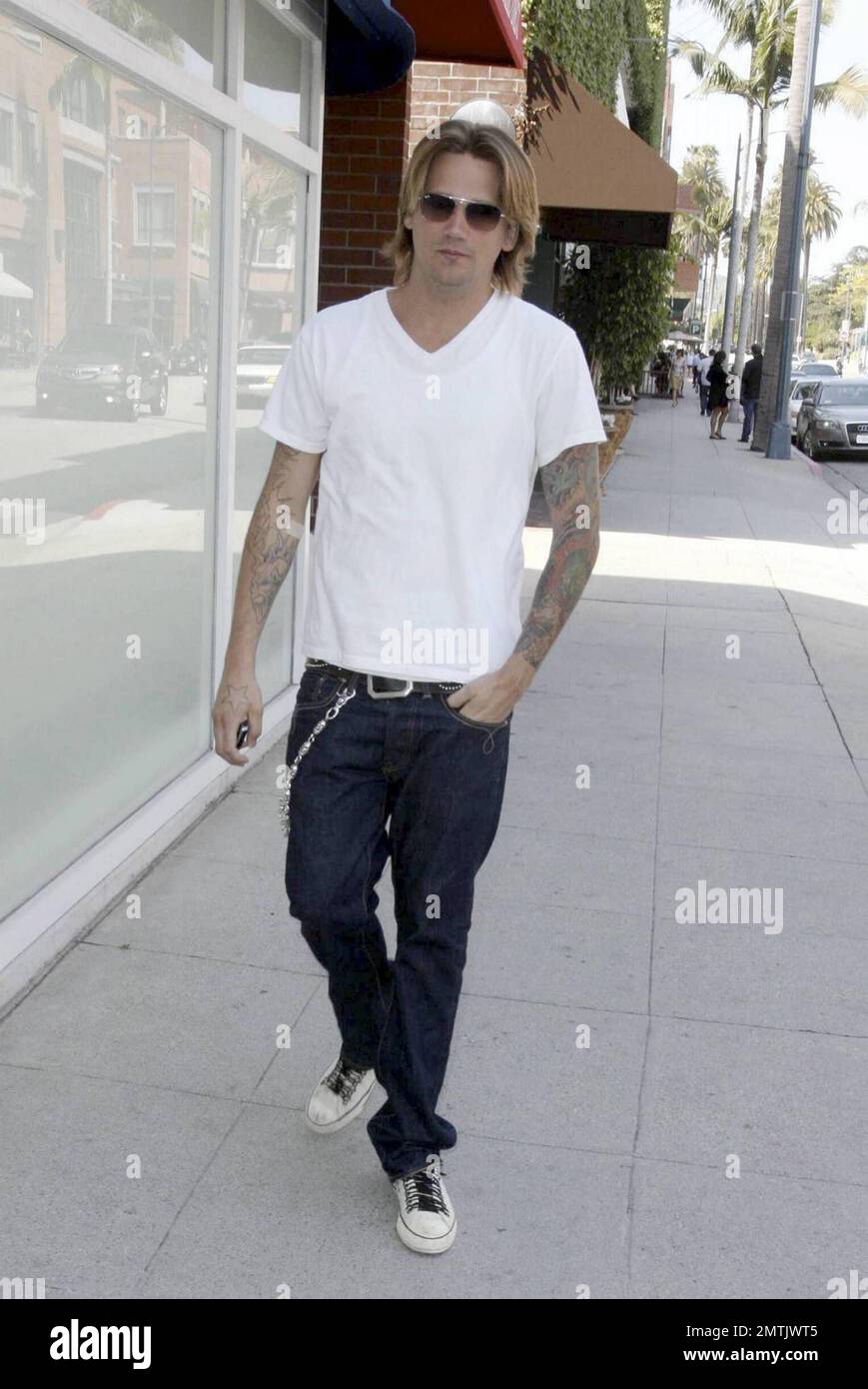 Exclusive!! Sean Stewart takes a stroll and waves to photographers as ...