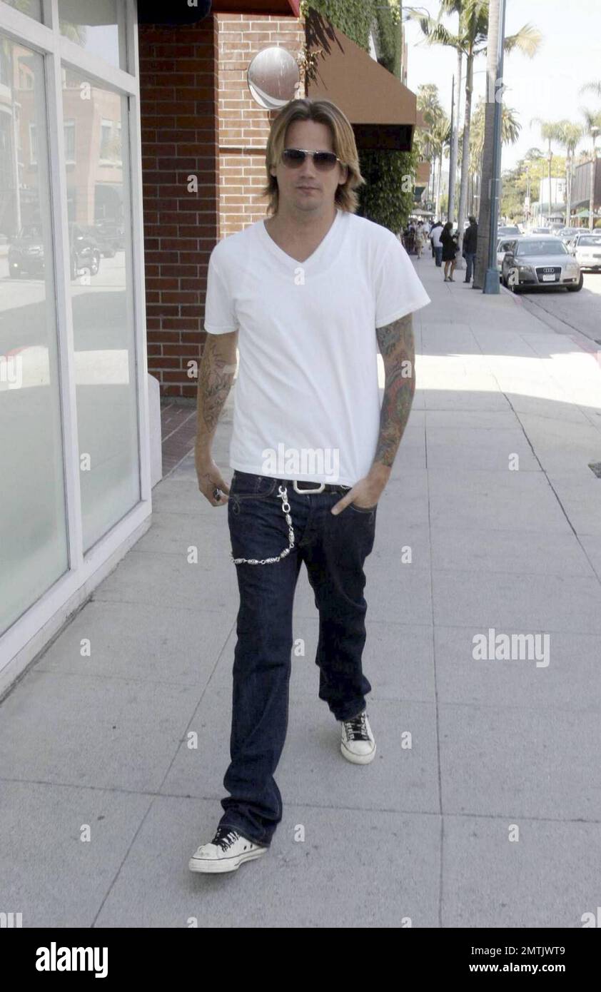Exclusive!! Sean Stewart takes a stroll and waves to photographers as ...