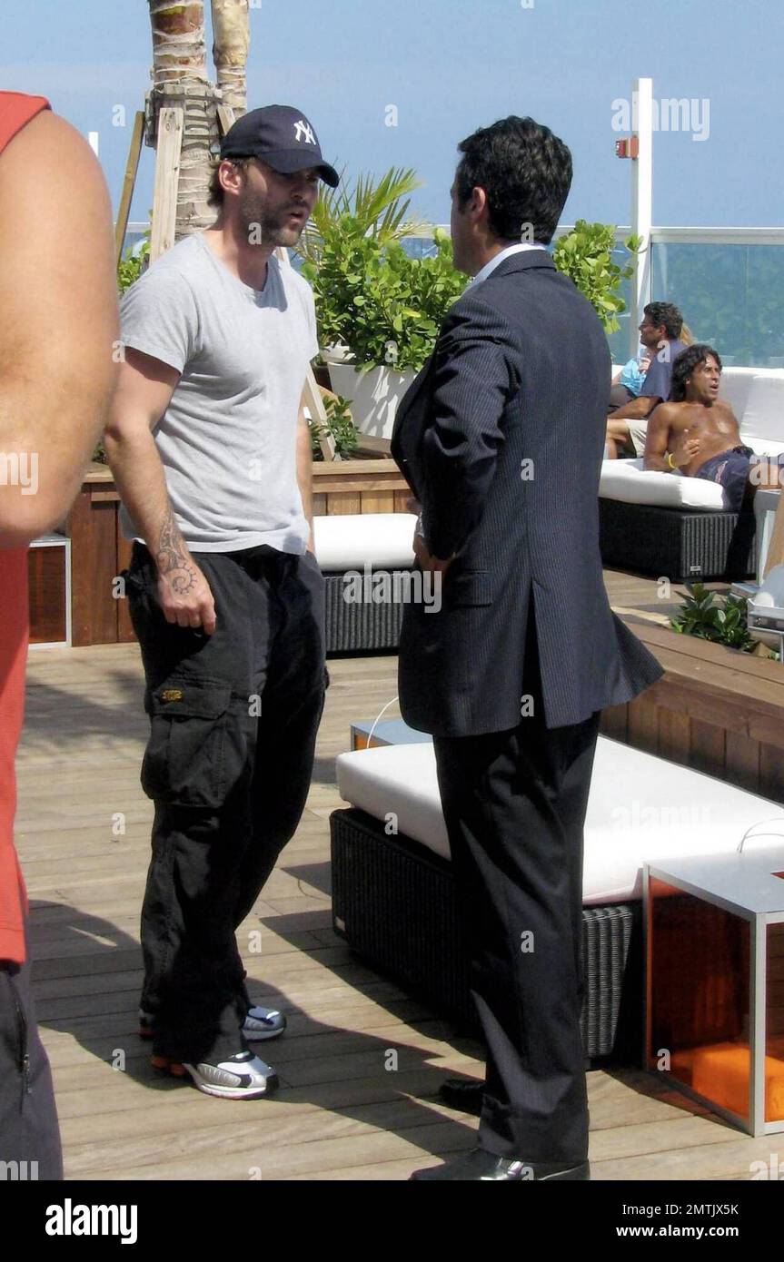 Exclusive!! Sean William Scott chats and enjoys drinks by the pool at ...