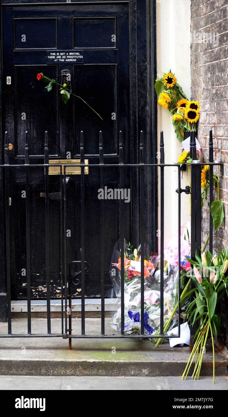 Sebastian horsley soho dandy memorial hi-res stock photography and ...