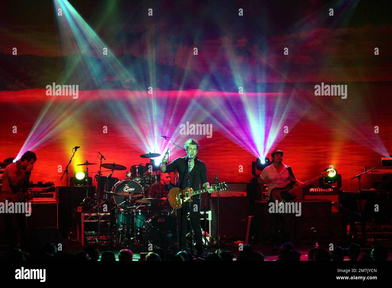 Packed concert theatre hi-res stock photography and images - Alamy