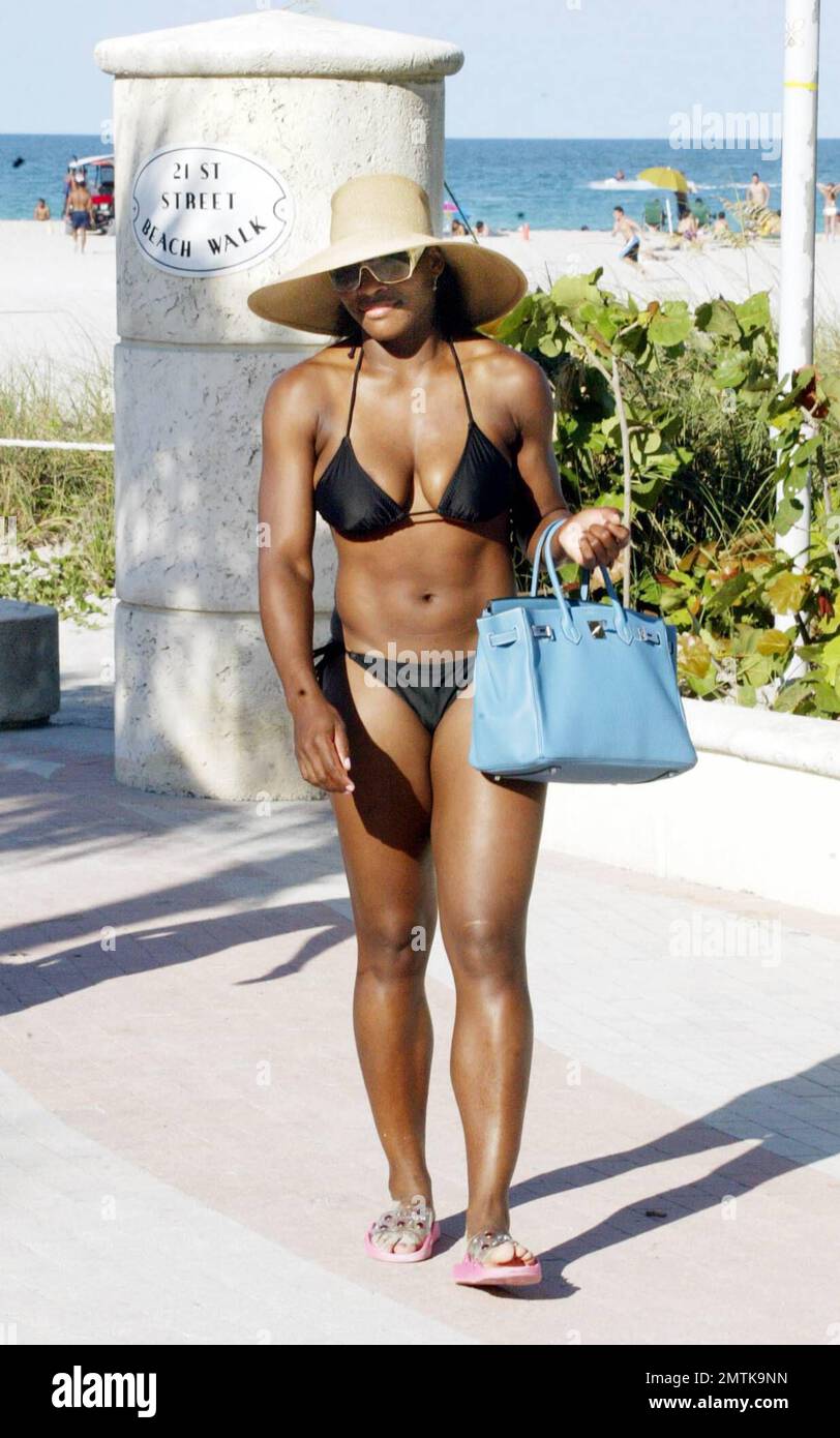 Exclusive!! Serena Williams' boyfriend Jackie Long, saves her from a wardrobe malfunction during ...