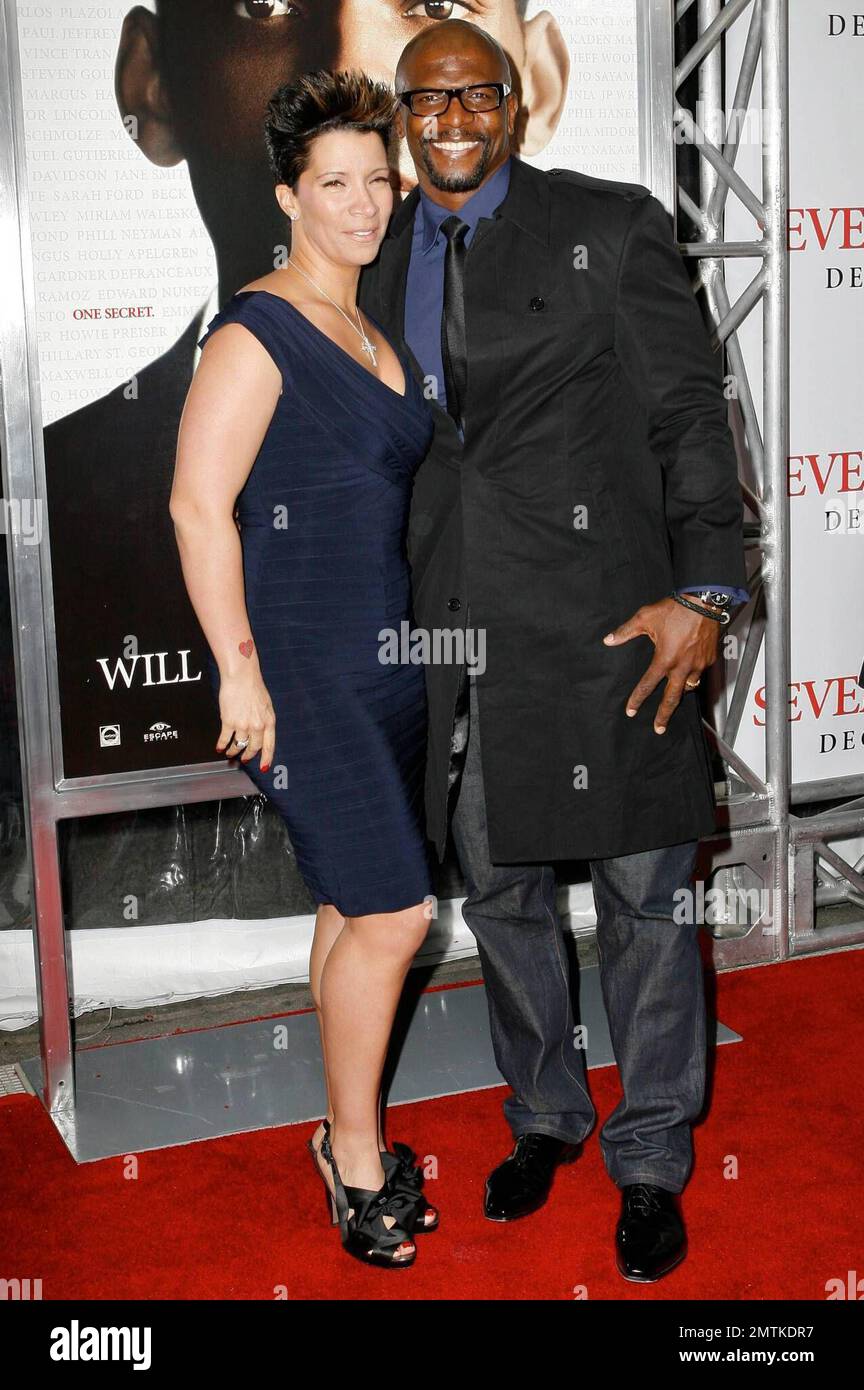 Terry Crews arrives at the premiere of Seven Pounds at Mann's Village ...