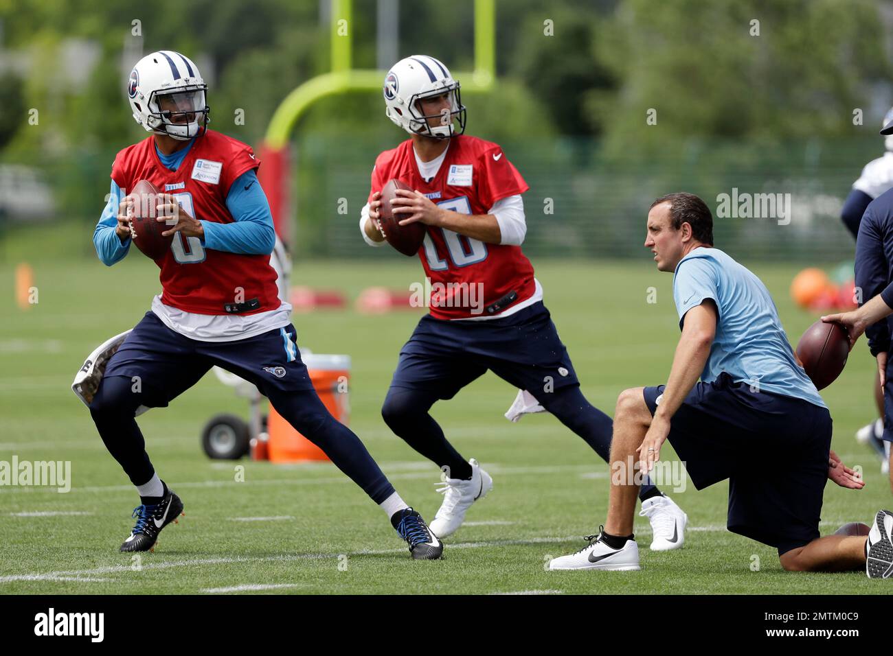 Tennessee Titans quarterbacks Marcus Mariota (8) and Matt Cassel (16 ...