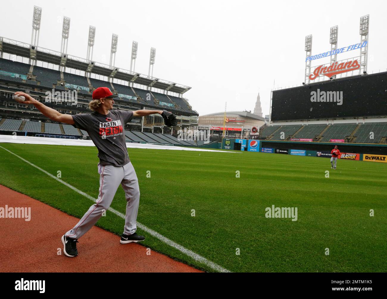 Cincinnati Reds starting pitcher Bronson Arroyo warms up in the rain ...