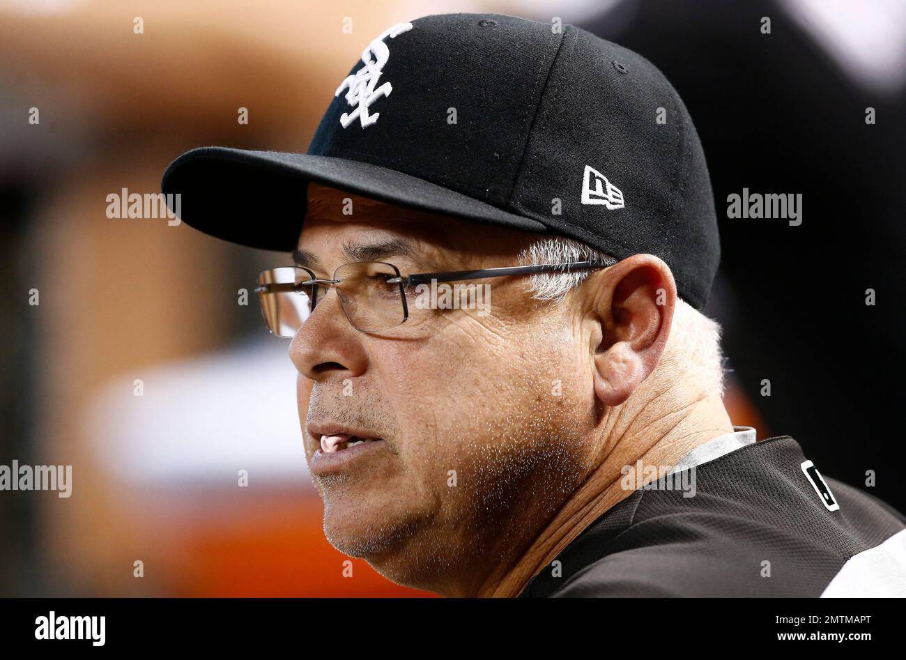 Chicago White Sox manager Rick Renteria watches the action from the ...