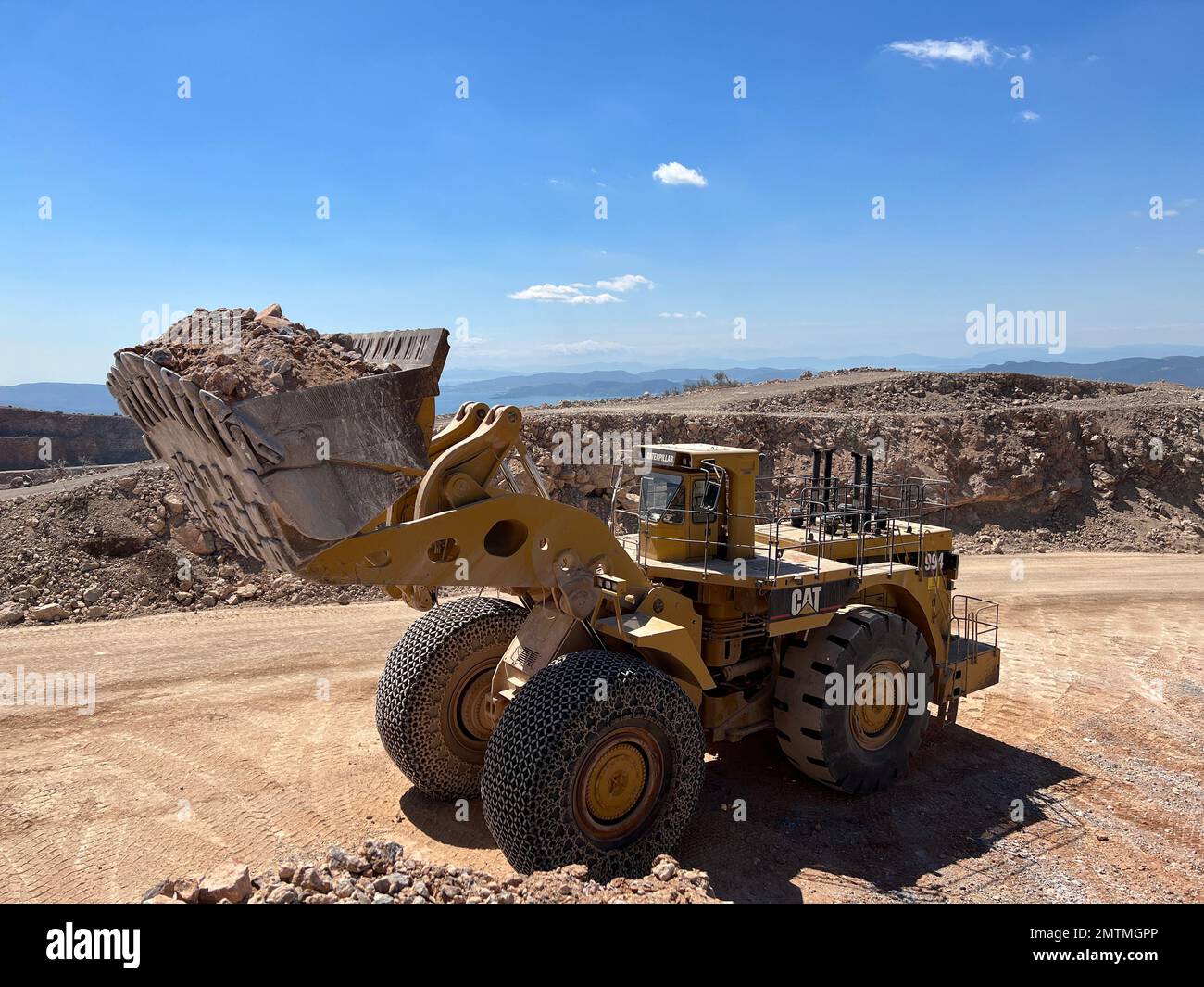 Wheel loader at a limestone quarry Stock Photo - Alamy