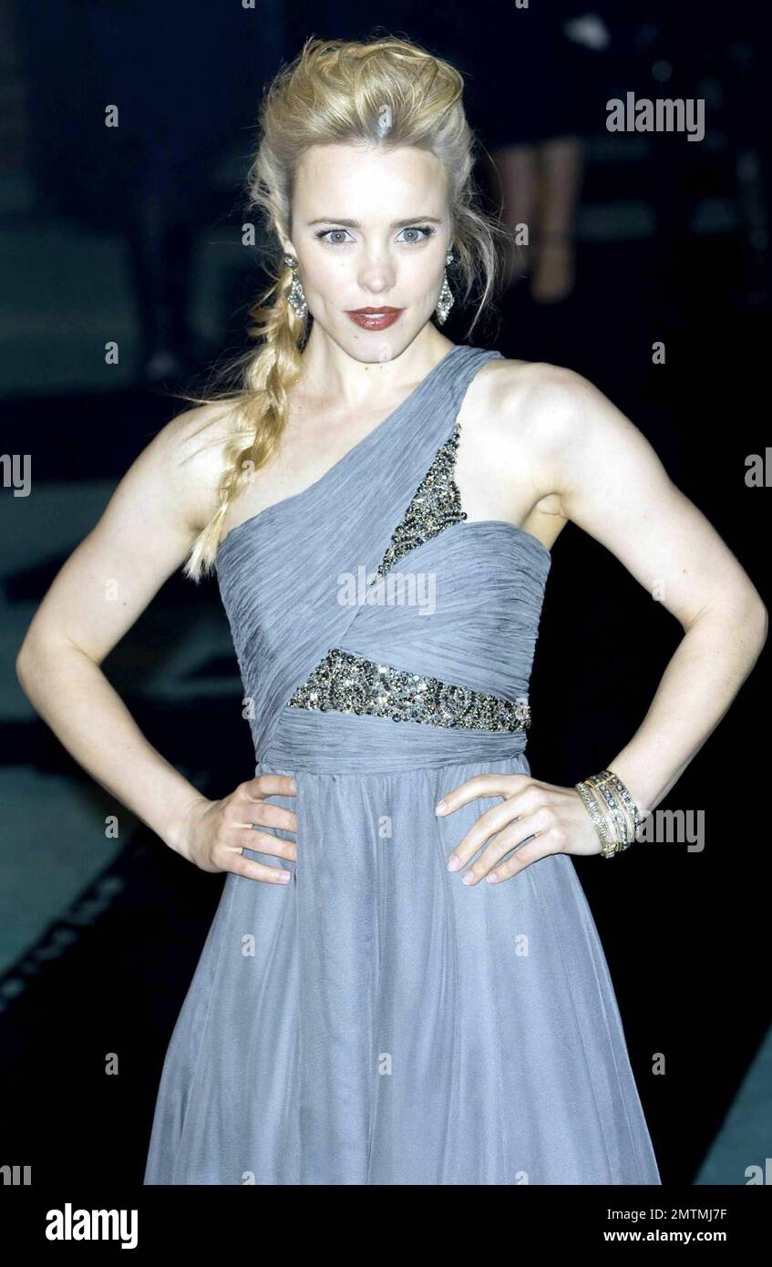 Rachel McAdams attends the world premiere of "Sherlock Holmes" at the ...