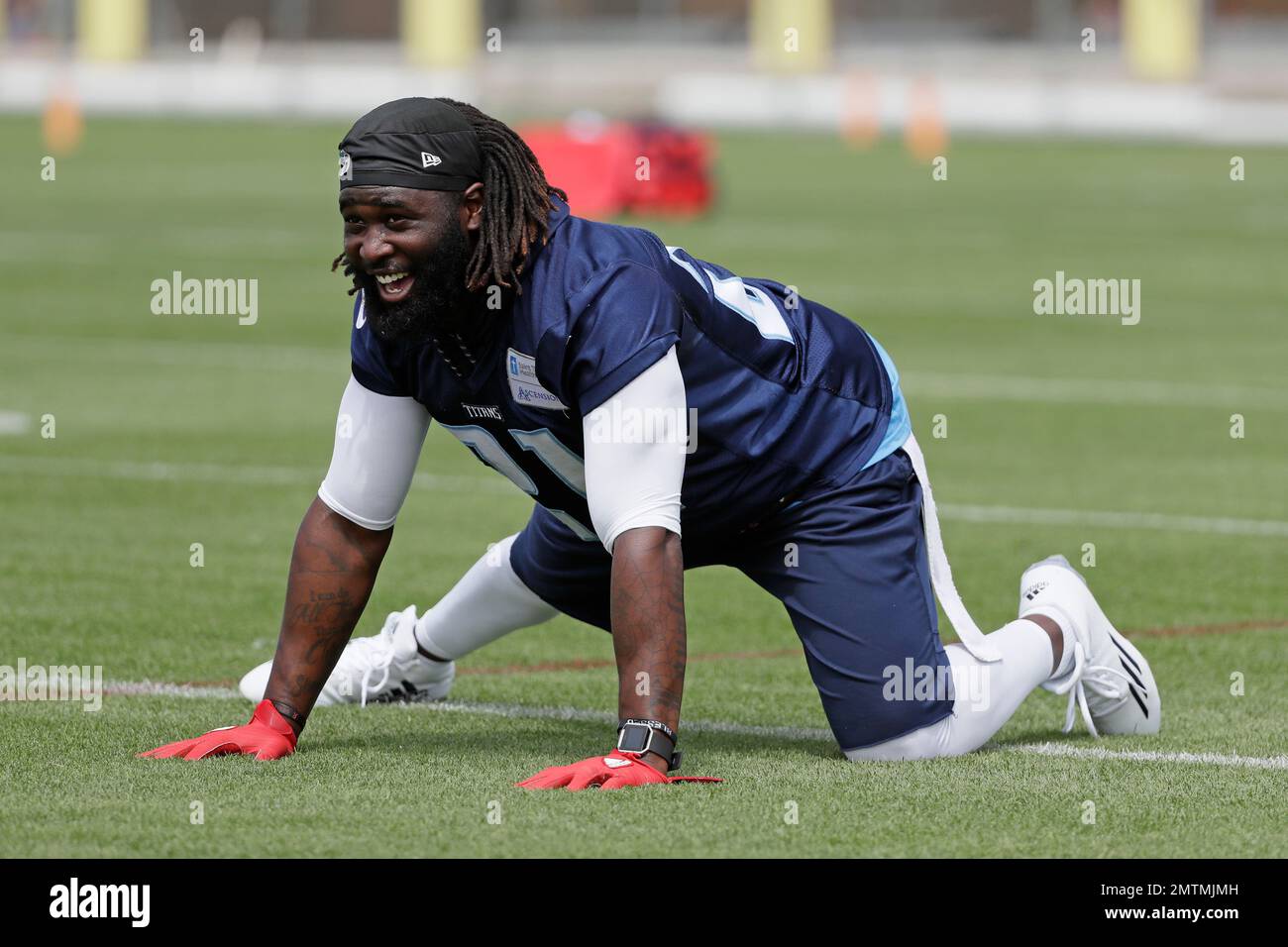 Tennessee Titans strong safety Da'Norris Searcy warms up during the ...