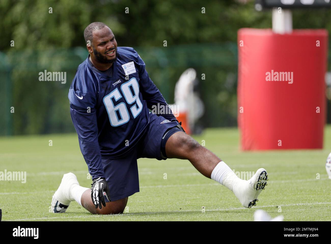 Tennessee Titans defensive end Jimmy Staten warms up during the team's ...