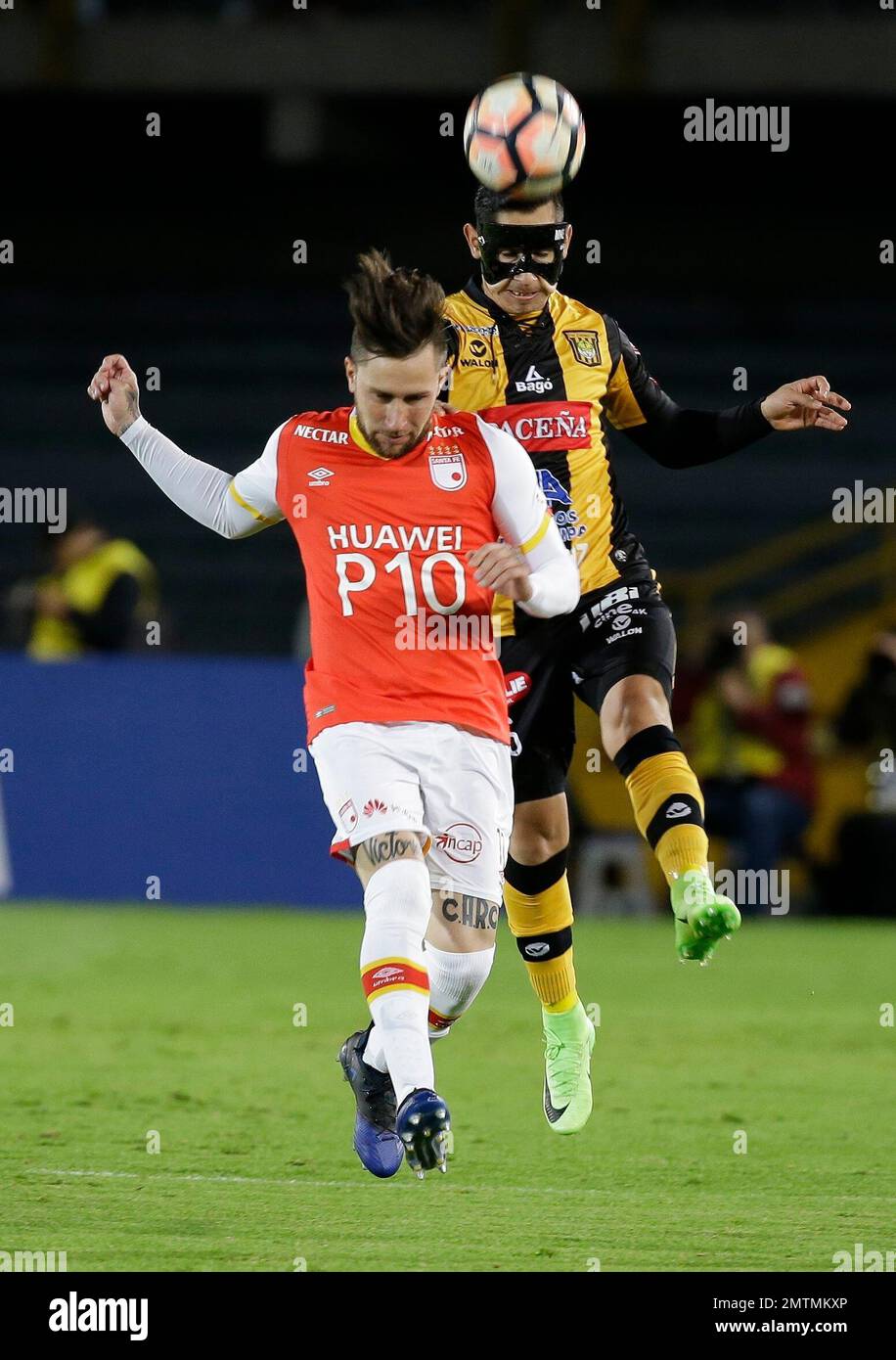 Jonatan Gomez of Colombia's Independiente Santa Fe, left, battles for the ball with Marvin ...