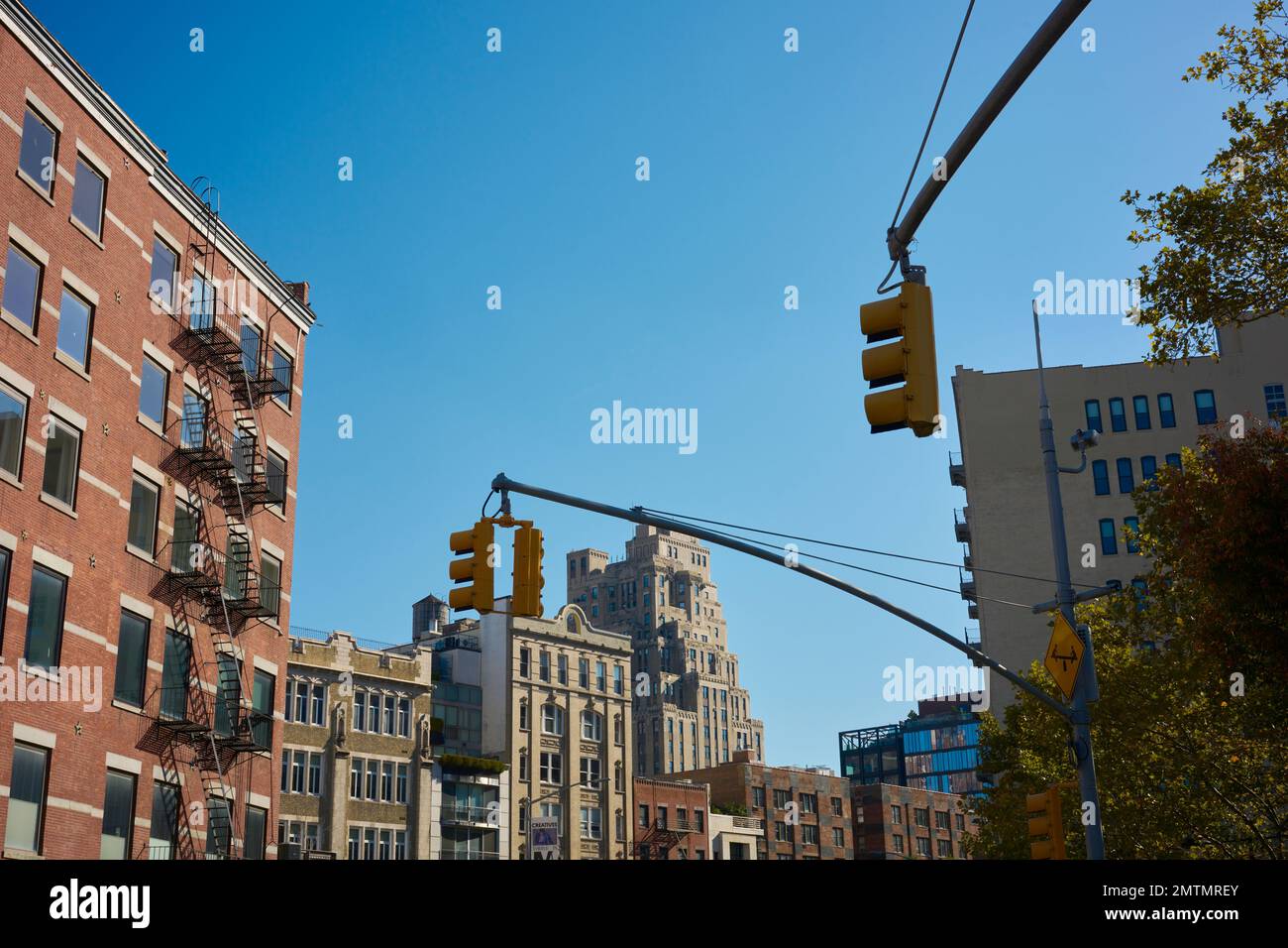 Yellow traffic lights over an intersection downtown Manhattan Stock ...