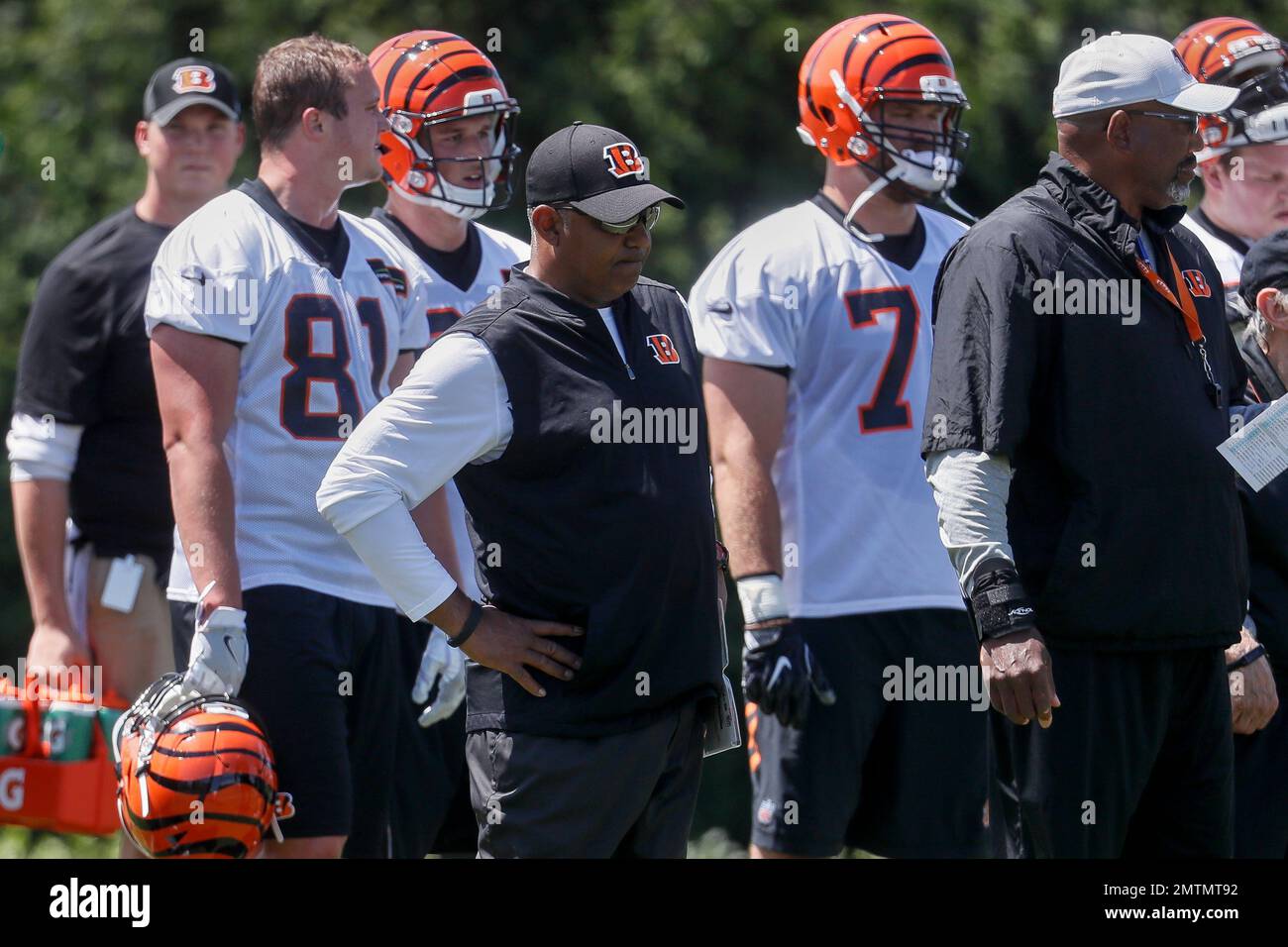 Cincinnati Bengals head coach Marvin Lewis, center, watches his players ...