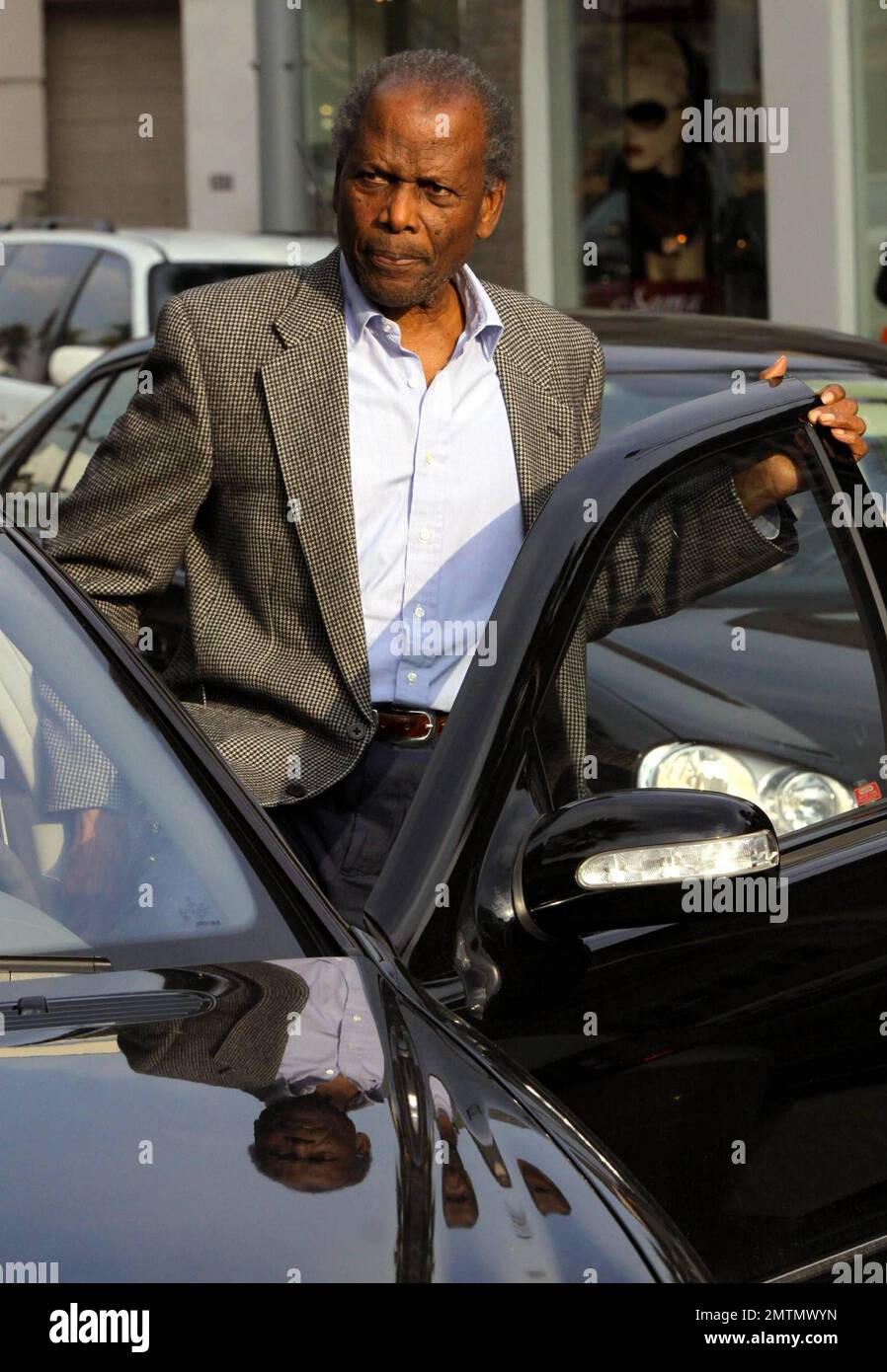 Legendary actor Sidney Poitier waves to cameras while out and about in ...