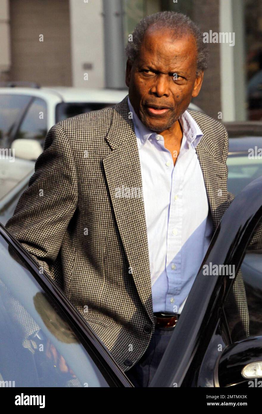 Legendary actor Sidney Poitier waves to cameras while out and about in ...