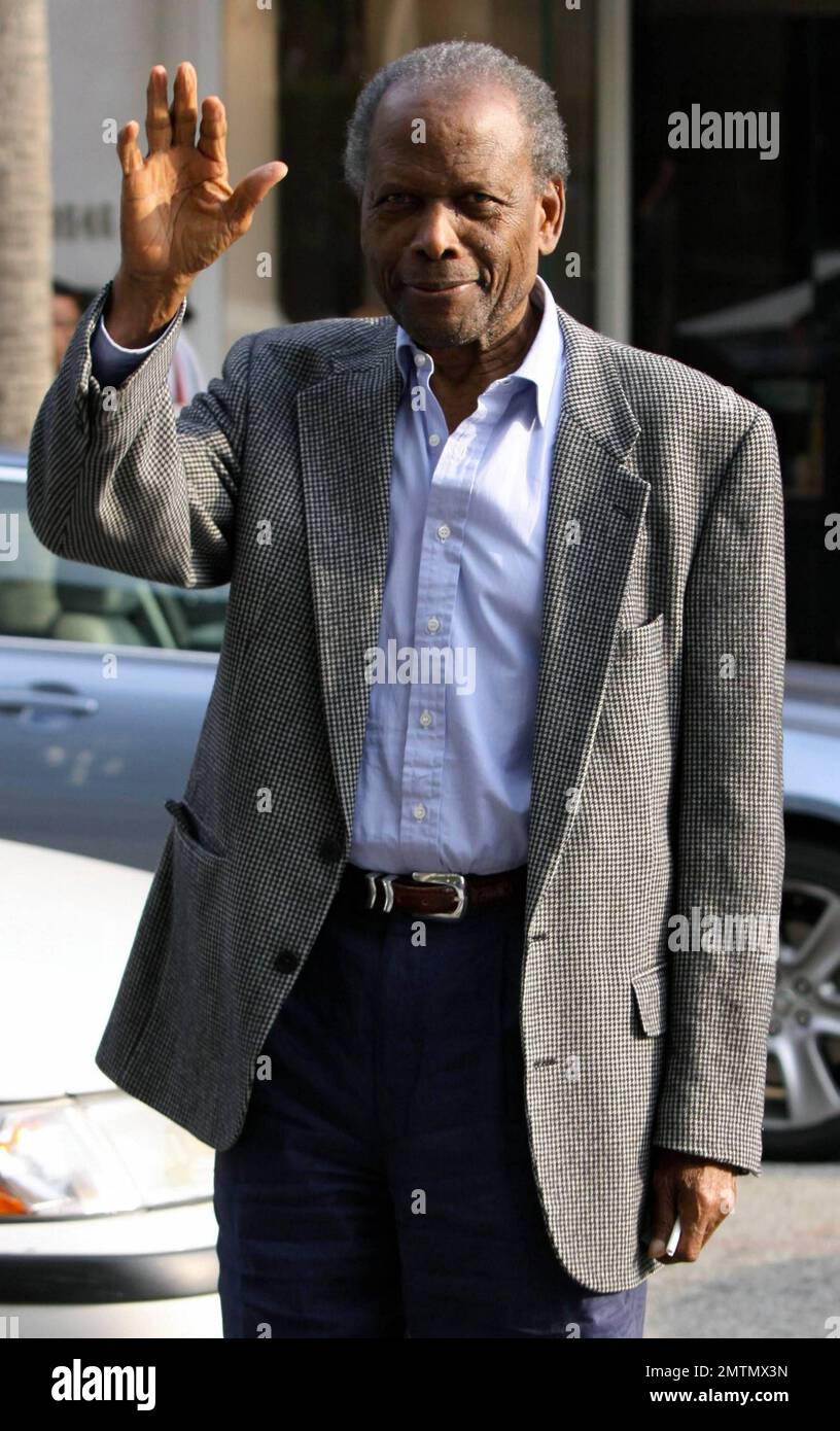 Legendary actor Sidney Poitier waves to cameras while out and about in ...