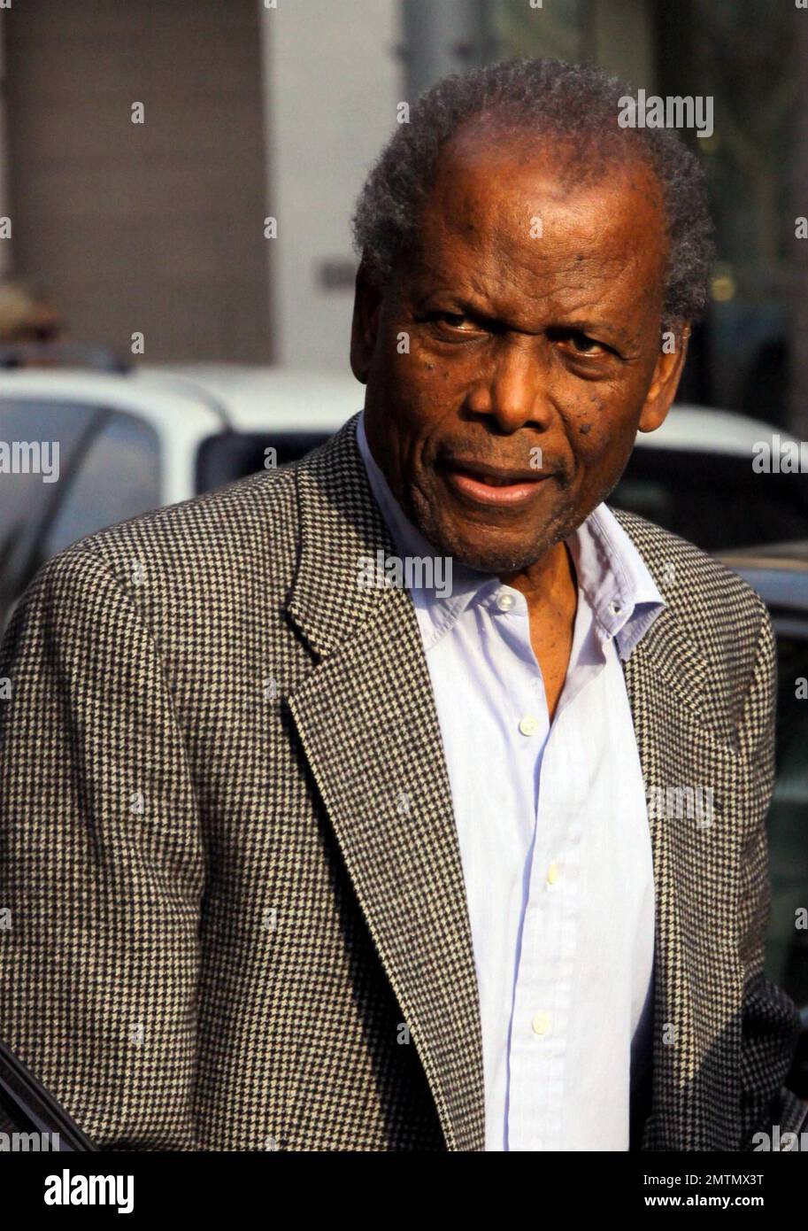 Legendary actor Sidney Poitier waves to cameras while out and about in ...