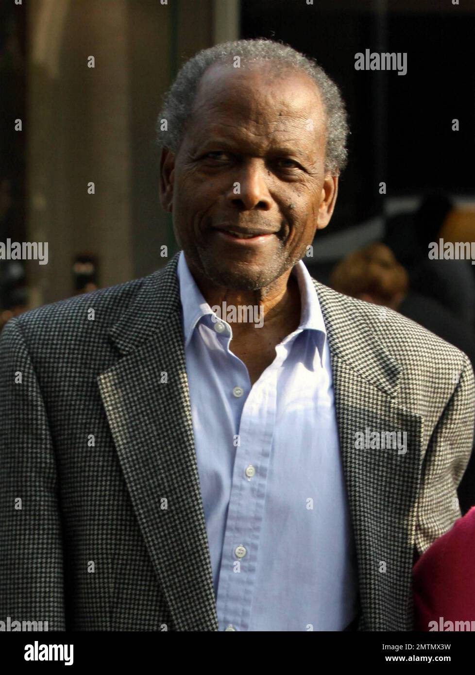 Legendary actor Sidney Poitier waves to cameras while out and about in ...