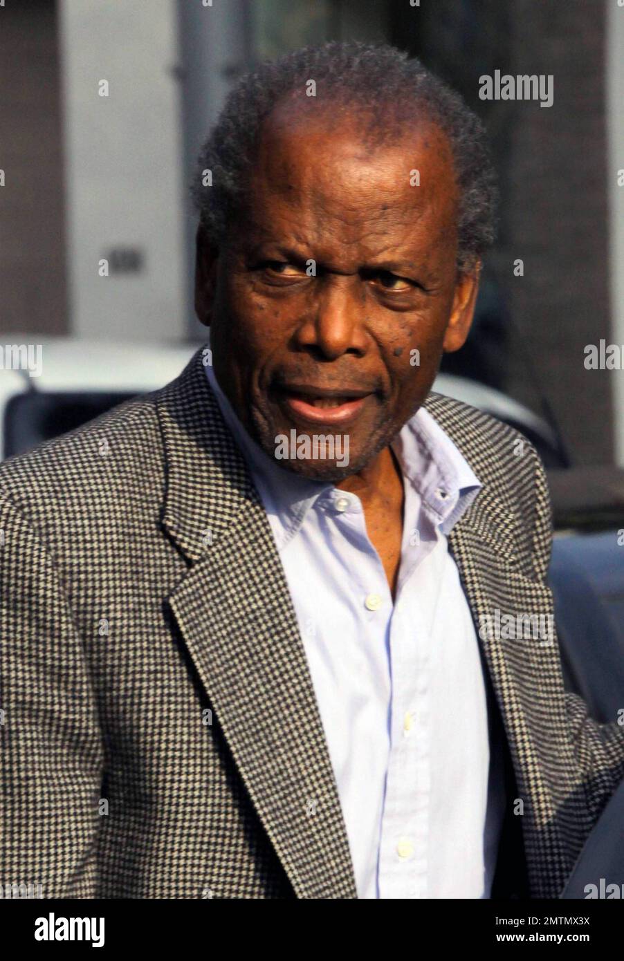 Legendary actor Sidney Poitier waves to cameras while out and about in ...