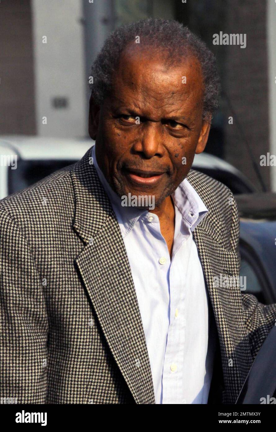 Legendary actor Sidney Poitier waves to cameras while out and about in ...