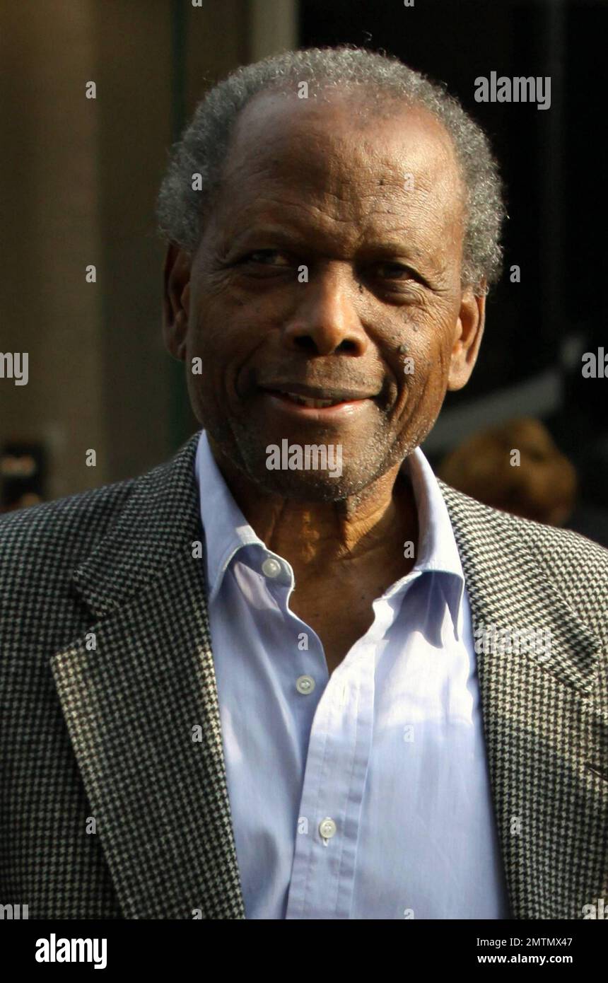Legendary actor Sidney Poitier waves to cameras while out and about in ...