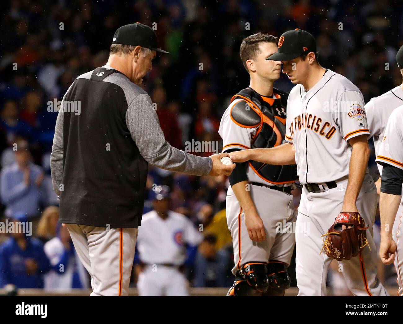 San Francisco Giants manager Bruce Bochy, left, pulls starting pitcher ...