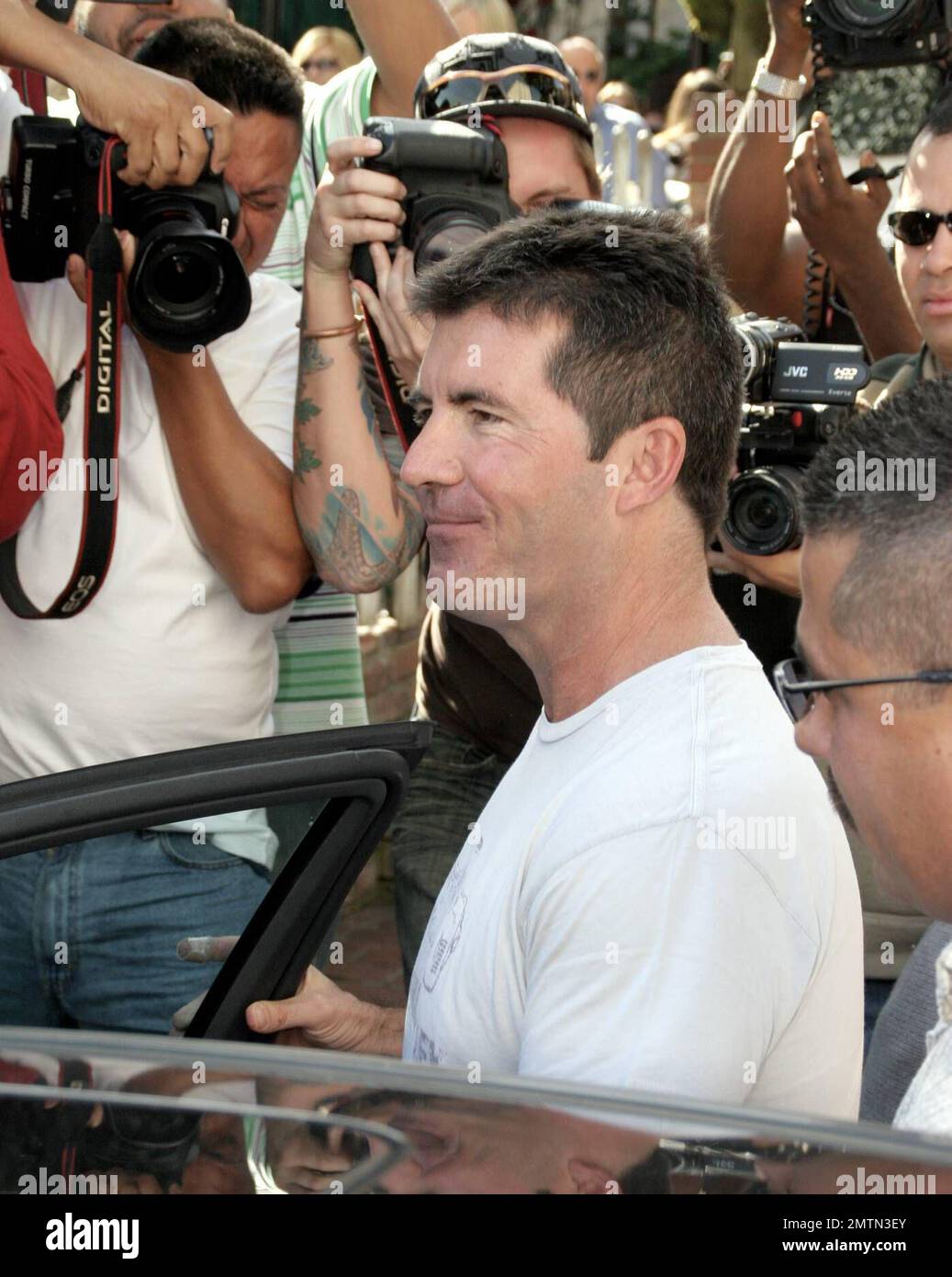 Simon Cowell goes to the Ivy in Los Angeles, C.a 3/2/07 Stock Photo - Alamy