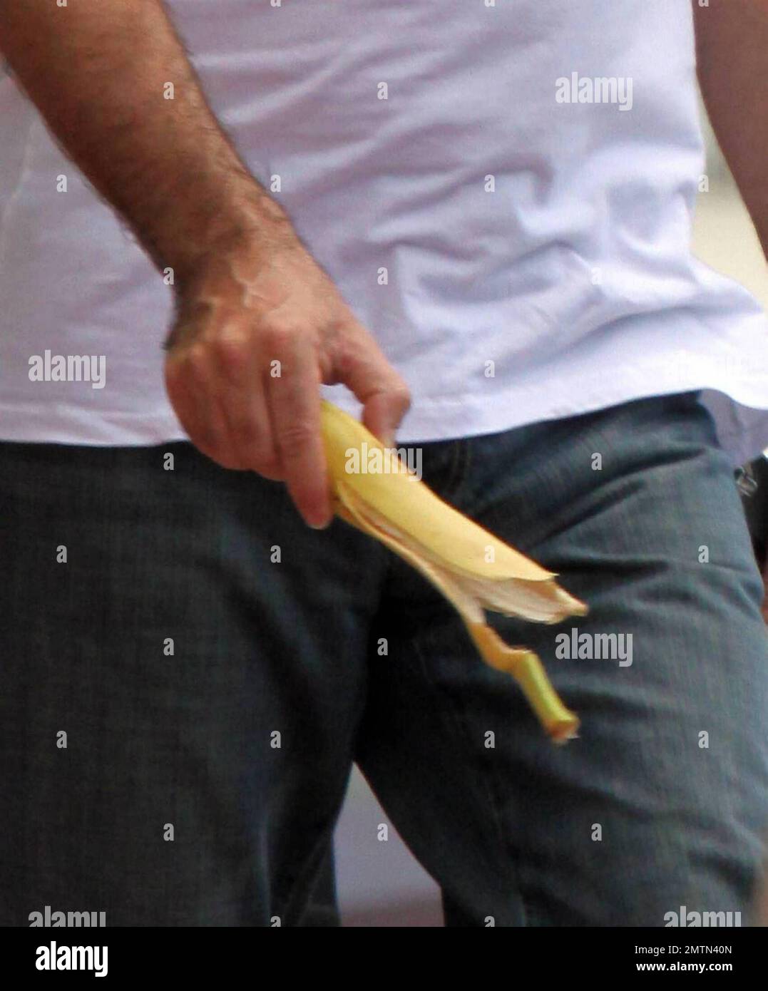 EXCLUSIVE!! Simon Cowell goes bananas! The American Idol judge grabbed ...