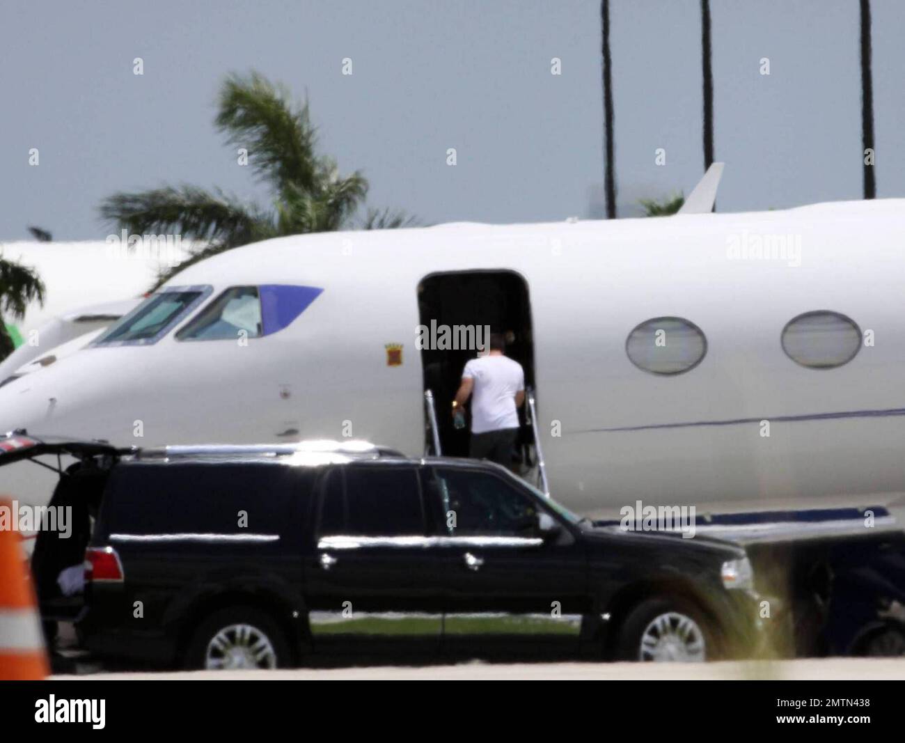 EXCLUSIVE!! Simon Cowell goes bananas! The American Idol judge grabbed ...