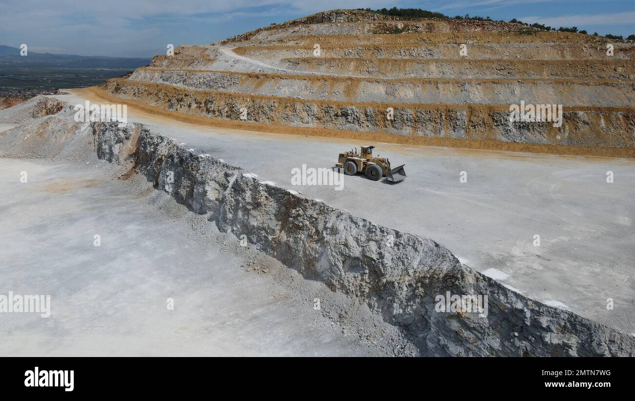 Wheel loader at a limestone quarry Stock Photo - Alamy