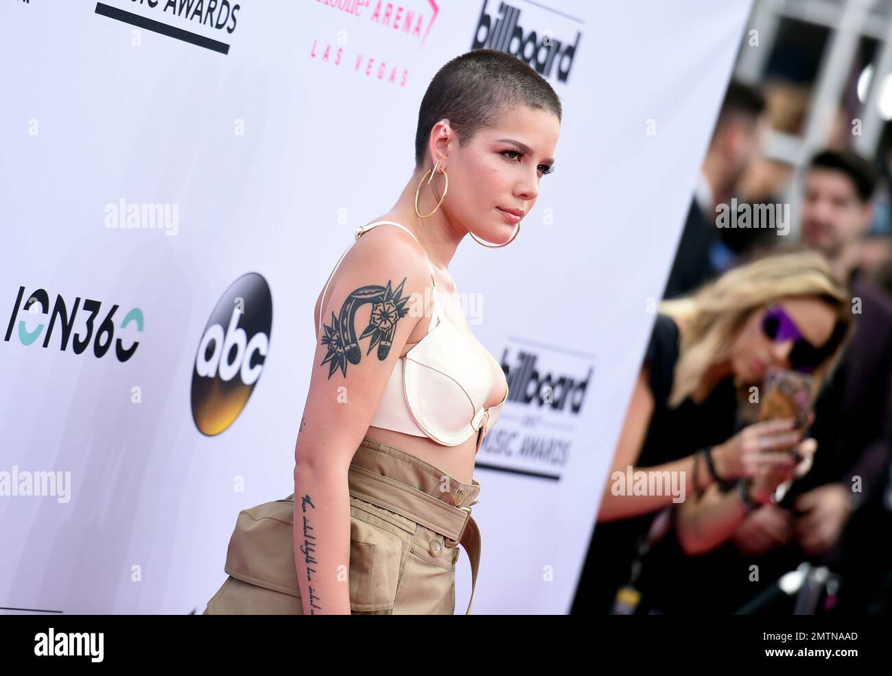 Halsey arrives at the Billboard Music Awards at the T-Mobile Arena on ...