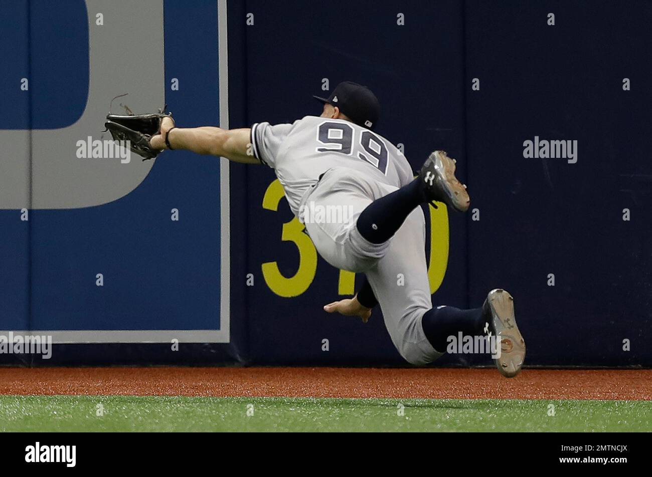 New York Yankees right fielder Aaron Judge makes a diving catch on a ...