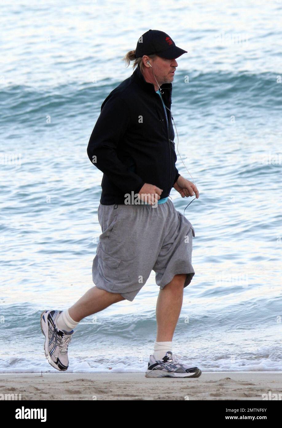 EXCLUSIVE!! Val Kilmer jogs off his Thanksgiving dinner with a sunset ...