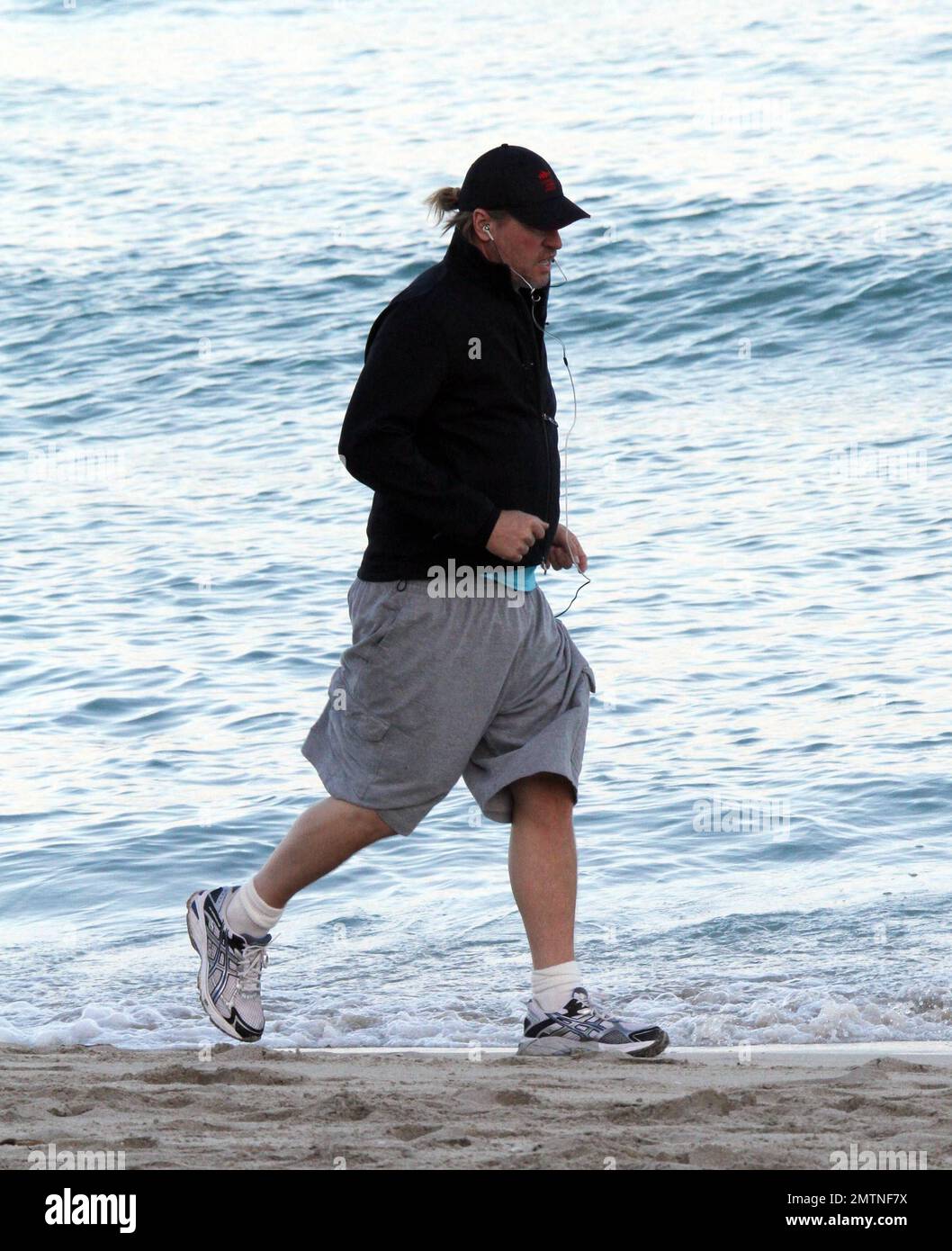 Val Kilmer jogs off his Thanksgiving dinner with a sunset run on the ...