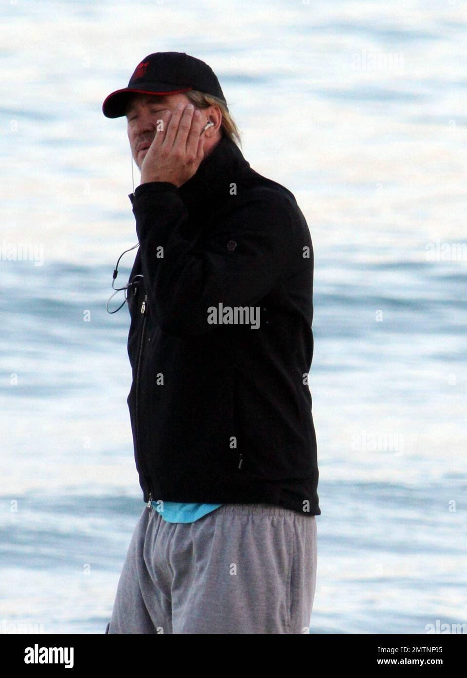 Val Kilmer jogs off his Thanksgiving dinner with a sunset run on the ...