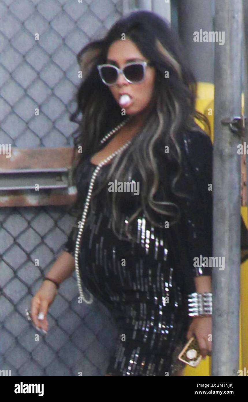Smacking some bubble gum, 'Jersey Shore' star, Nicole "Snooki" Polizzi ...