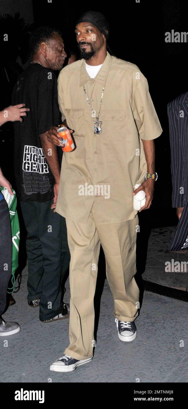 Rapper Snoop Dogg (Cordozar Broadus) poses with fans and bypasses ...