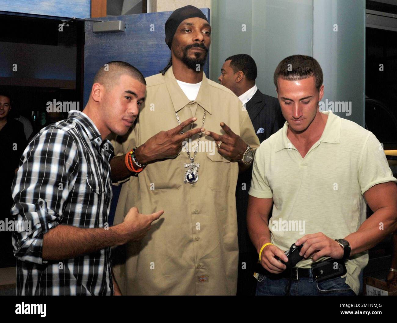 Rapper Snoop Dogg (Cordozar Broadus) poses with fans and bypasses ...