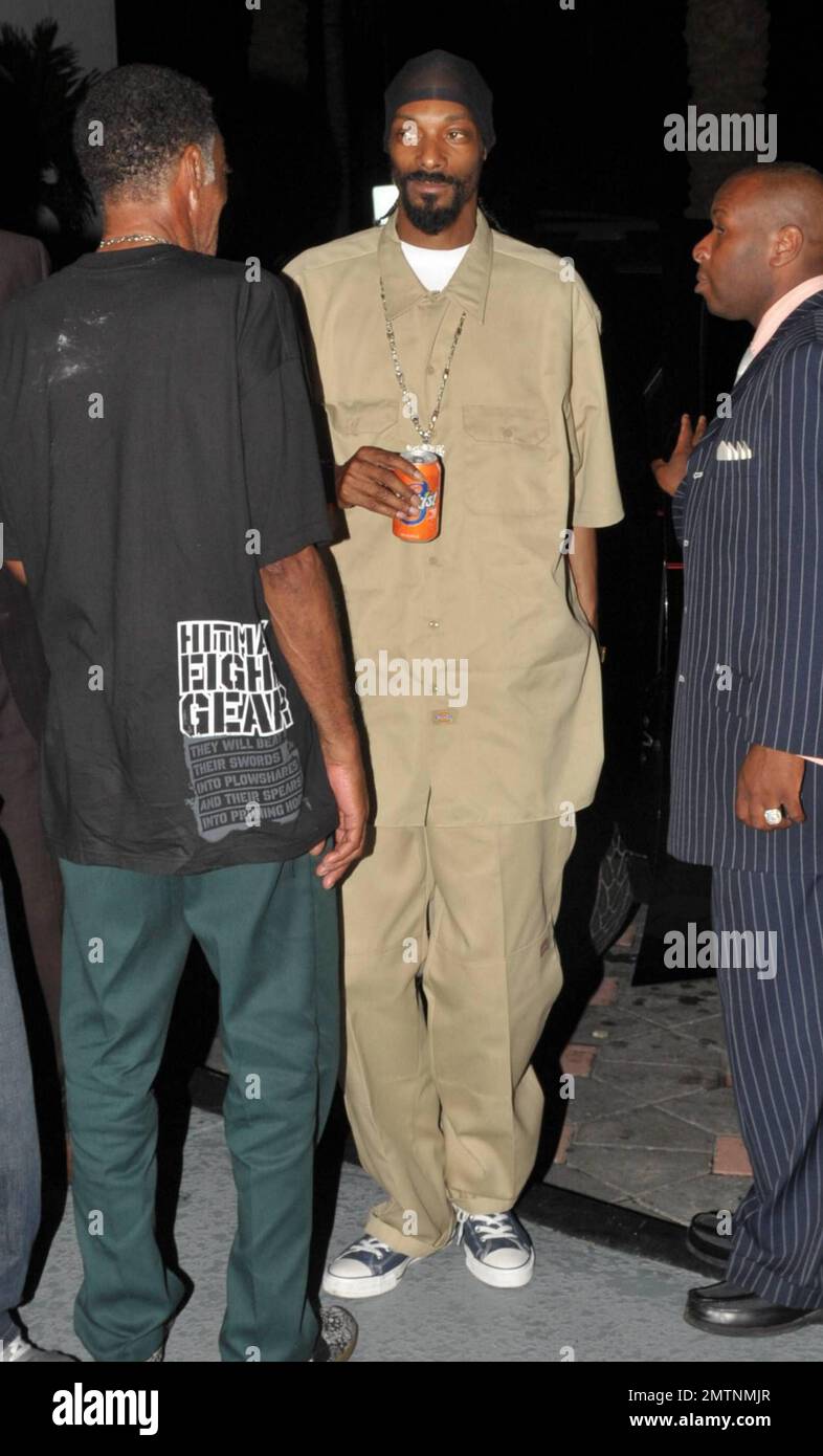 Rapper Snoop Dogg (Cordozar Broadus) poses with fans and bypasses ...