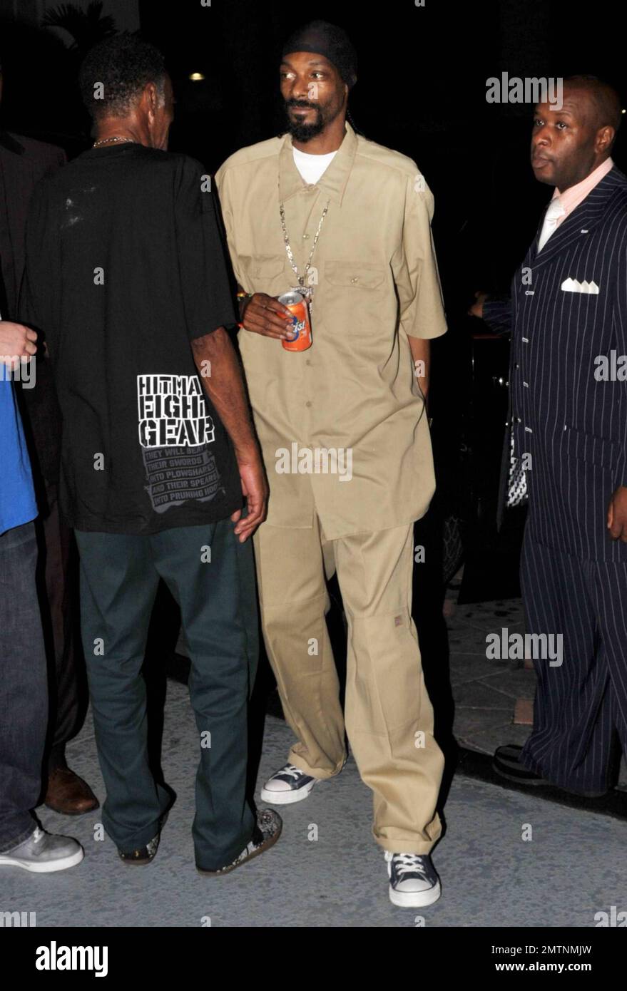 Rapper Snoop Dogg (Cordozar Broadus) poses with fans and bypasses ...