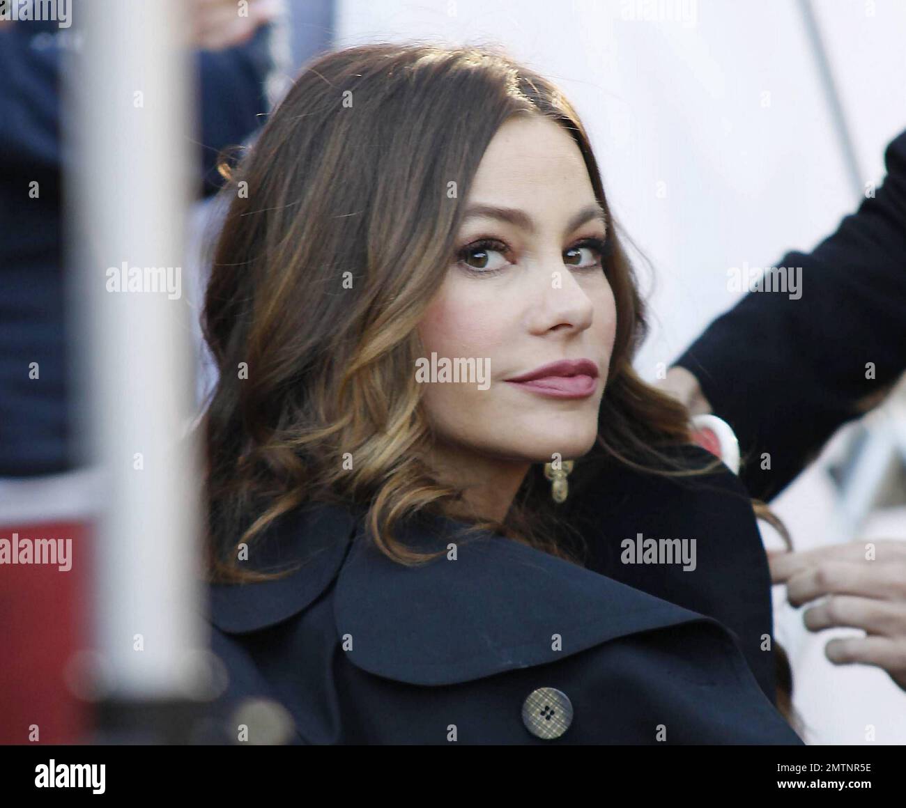 'Modern Family' star Sofia Vergara is seen touching up her own make-up ...